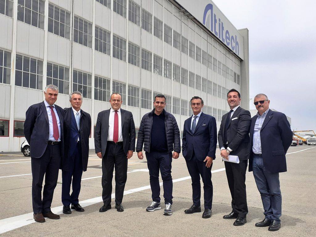 IL SENATORE SILVESTRONI VISITA I NOSTRI HANGAR - Atitech